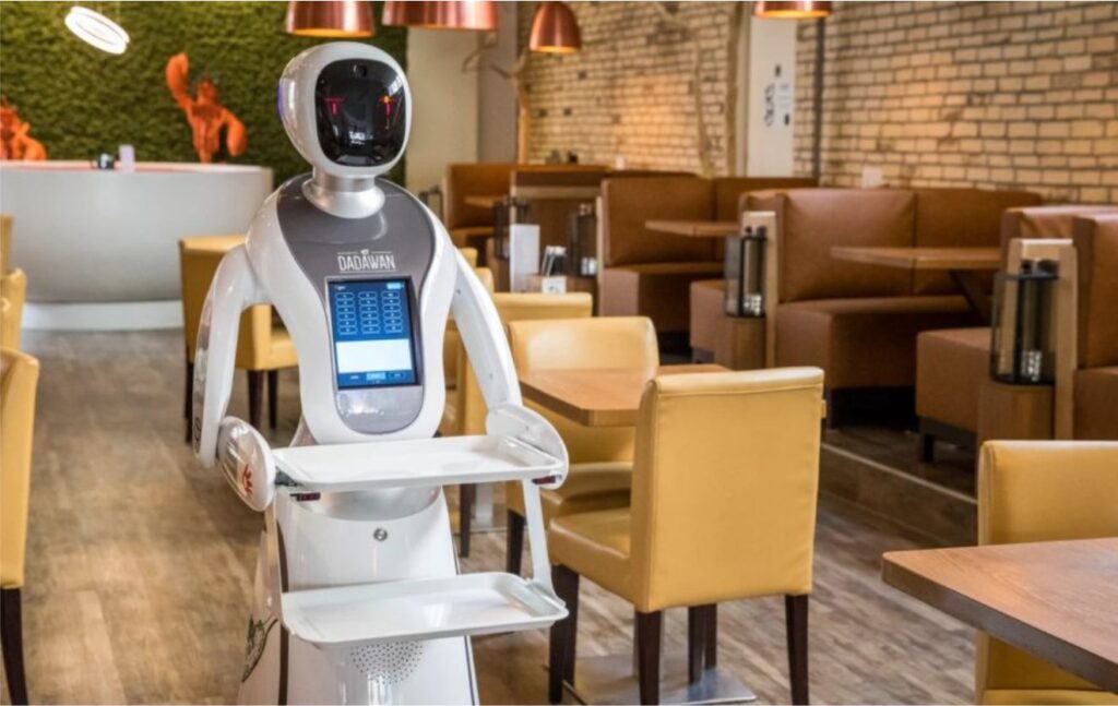Atención con robots en restaurante local se vuelve viral en redes sociales